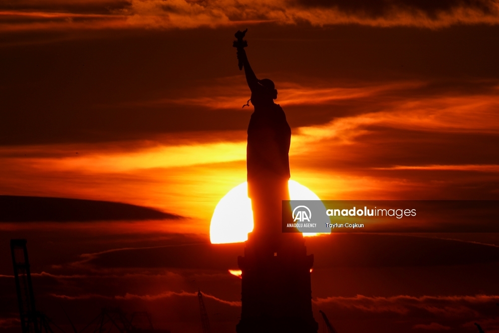 Así se ve la puesta de sol detrás de la Estatua de la Libertad en Nueva ...