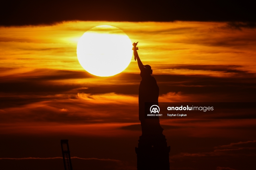 Así se ve la puesta de sol detrás de la Estatua de la Libertad en Nueva ...