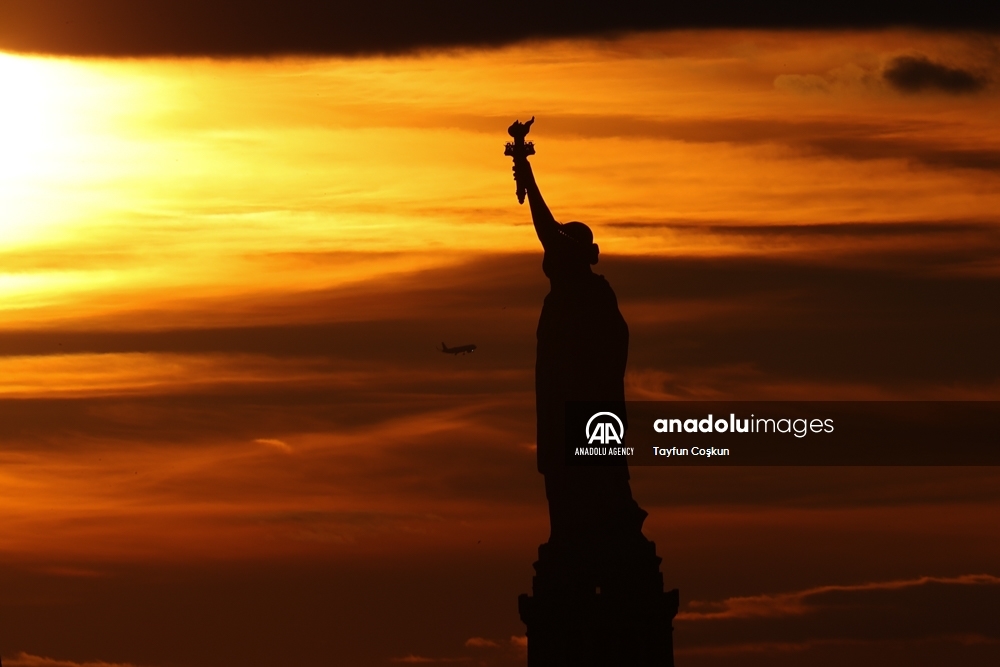 Así se ve la puesta de sol detrás de la Estatua de la Libertad en Nueva ...