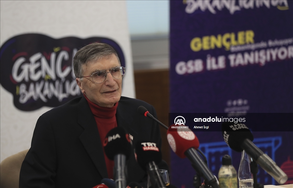Bakan Kasapoğlu ve Aziz Sancar, gençlerle buluştu - Anadolu Ajansı Bakan Kasapoğlu ve Aziz Sancar, gençlerle buluştu - Anadolu Ajansı