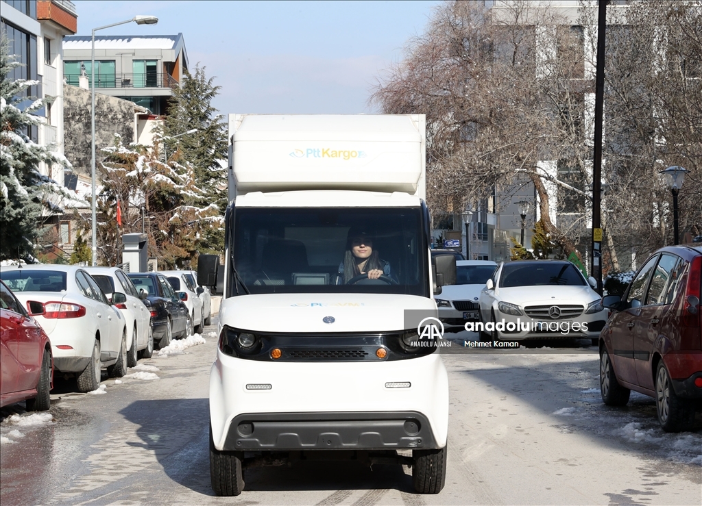 PTT çalışanı Fatma Mutlu, işini severek yapıyor - Anadolu Ajansı