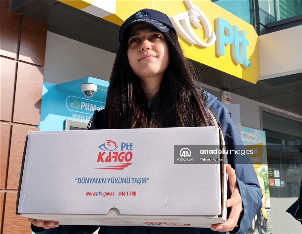PTT çalışanı Fatma Mutlu, işini severek yapıyor - Anadolu Ajansı