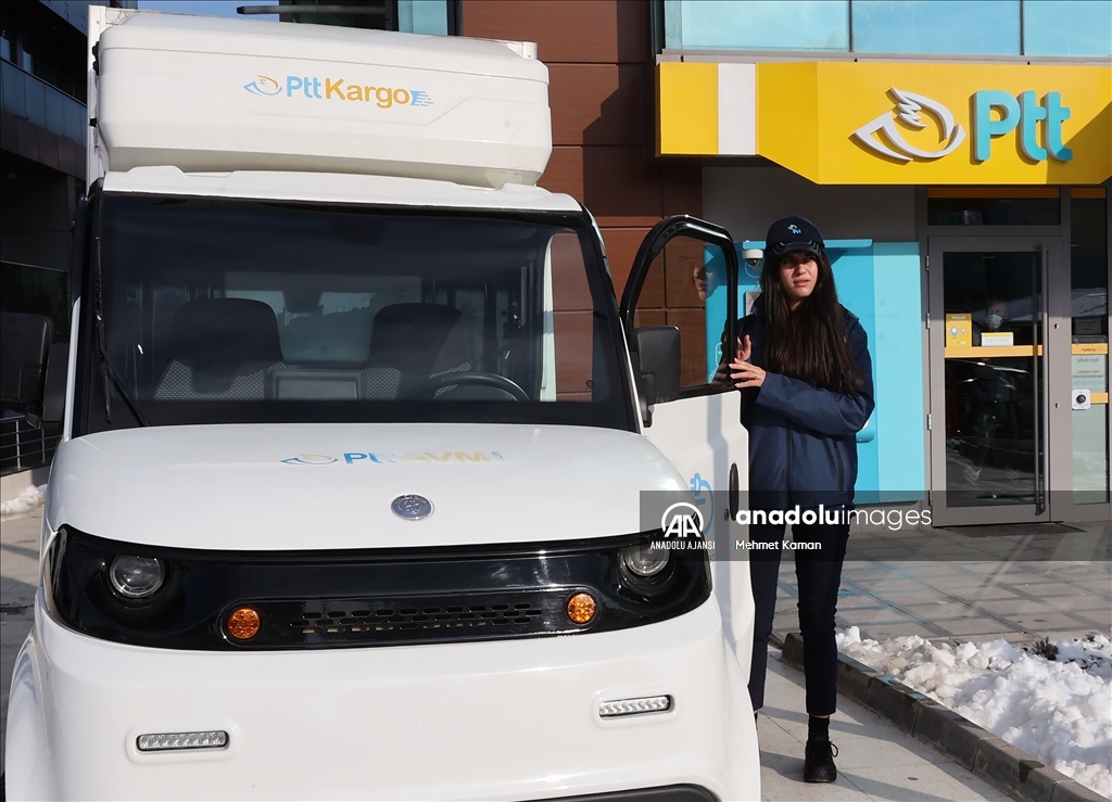 PTT çalışanı Fatma Mutlu, işini severek yapıyor - Anadolu Ajansı