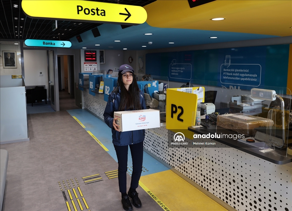 PTT çalışanı Fatma Mutlu, işini severek yapıyor - Anadolu Ajansı