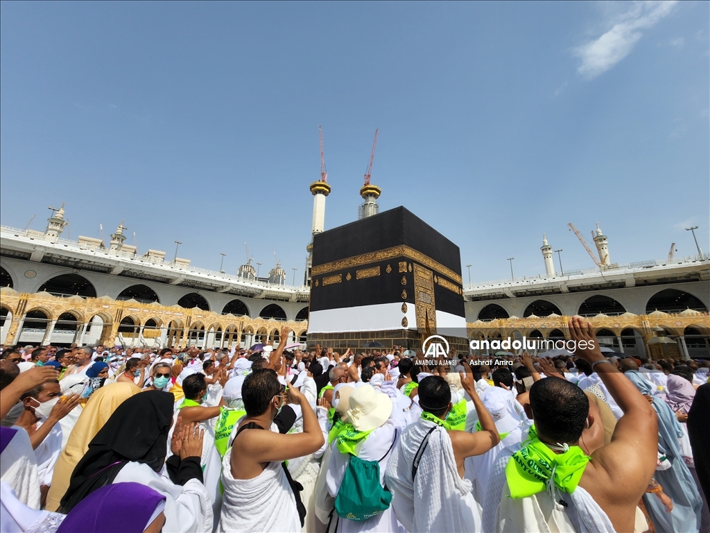 Hacı adayları cuma namazını Kabe'de kıldı - Anadolu Ajansı