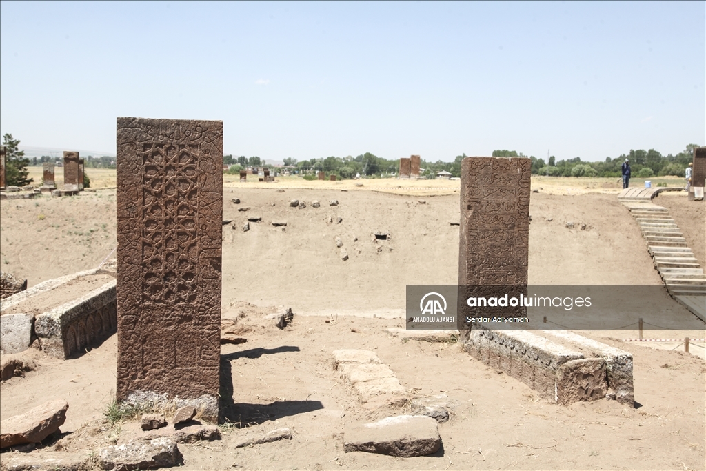 Ahlat Selçuklu Meydan Mezarlığında 41 yeni mezar ortaya çıkarıldı ...