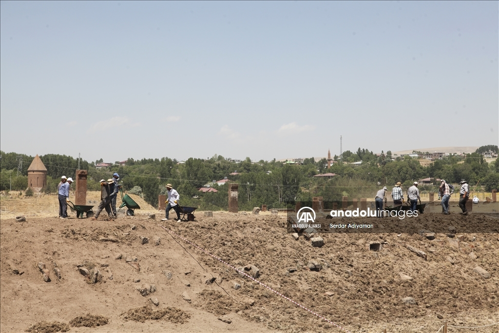 Ahlat Selçuklu Meydan Mezarlığında 41 yeni mezar ortaya çıkarıldı