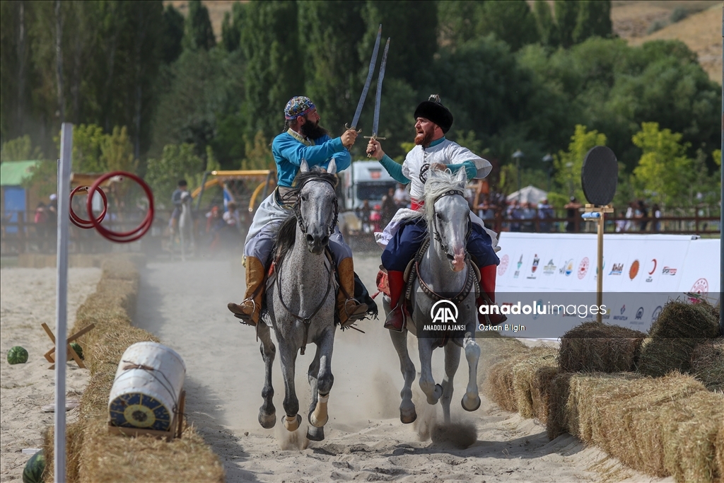 Sultan Alparslan'ın diyarında gösteri yapacak atlara özel bakım ...