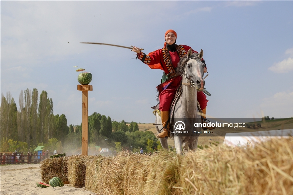 Sultan Alparslan'ın diyarında gösteri yapacak atlara özel bakım ...