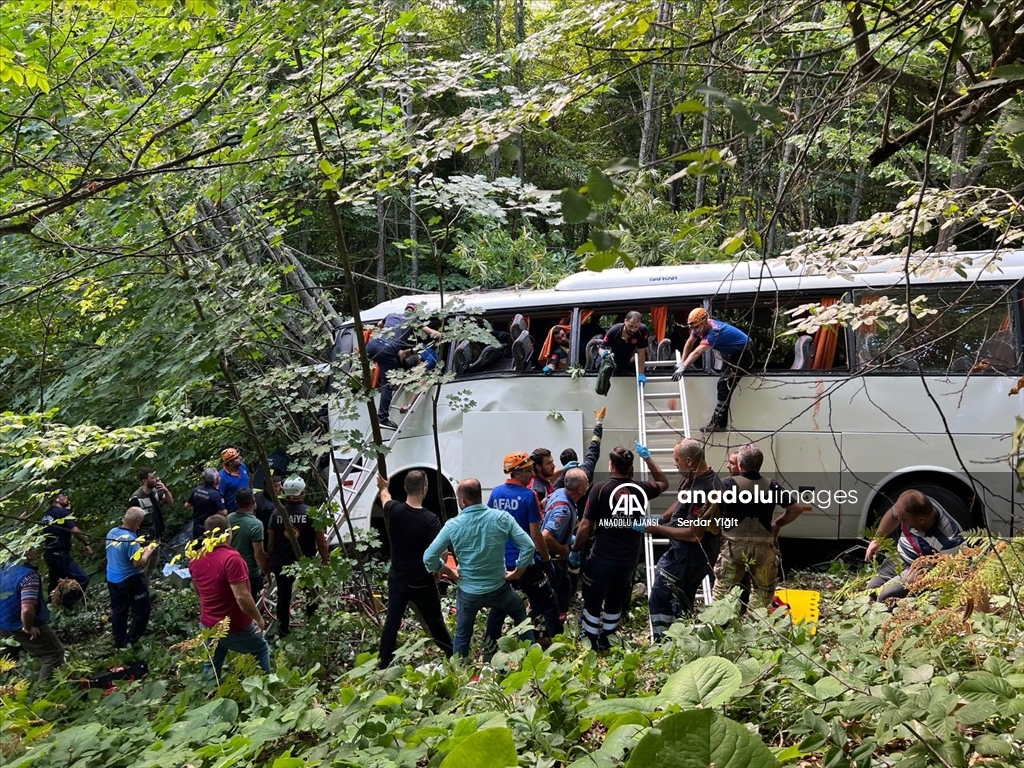 Bursa'da tur otobüsü kaza yaptı - Anadolu Ajansı