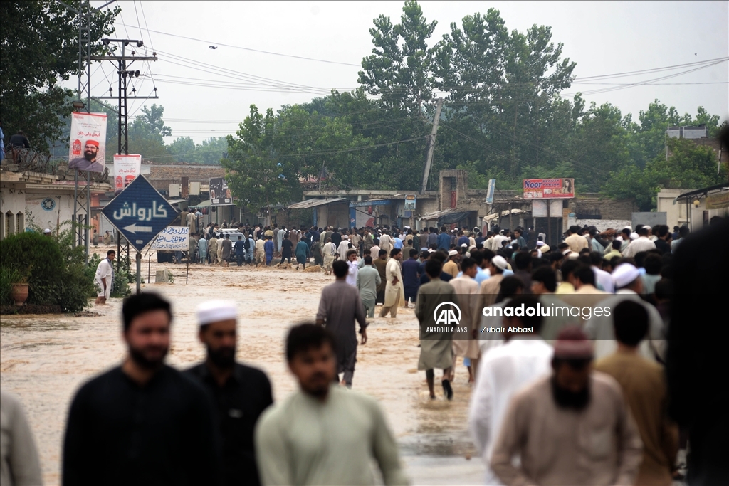 Pakistan'da muson yağmurlarının yol açtığı seller etkisini sürdürüyor ...