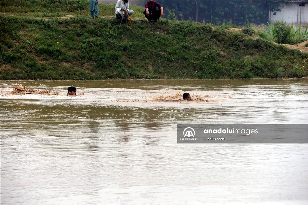 Pakistan'da muson yağmurlarının yol açtığı seller etkisini sürdürüyor ...