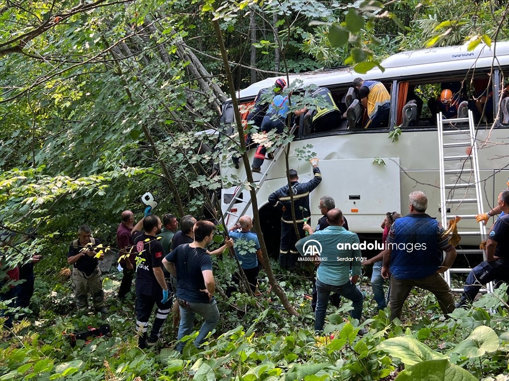 Bursa'da tur otobüsü kaza yaptı - Anadolu Ajansı