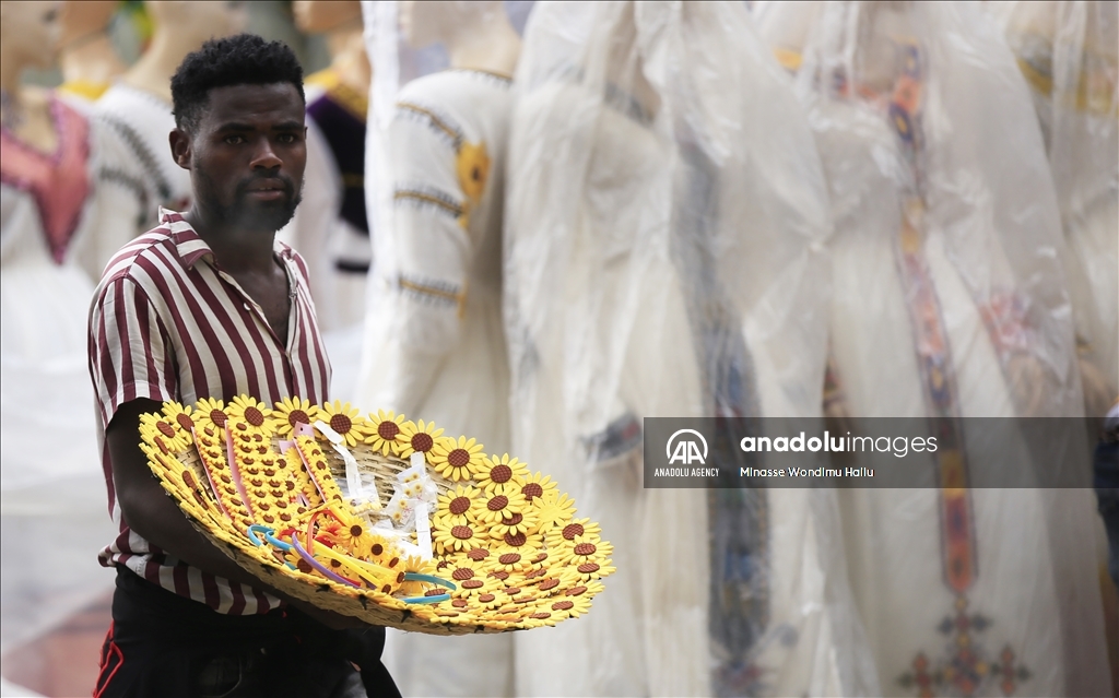 Warga menjual "Adey Abeba" jelang perayaan tahun baru di Ethiopia ...