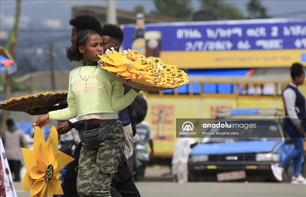 Warga menjual "Adey Abeba" jelang perayaan tahun baru di Ethiopia ...