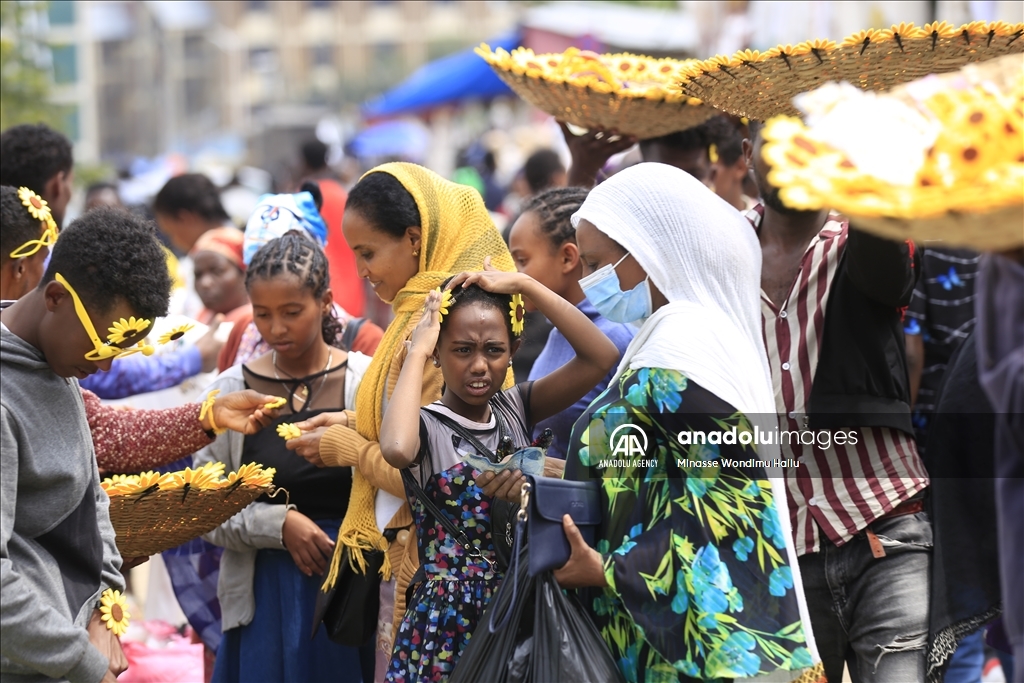 Warga menjual "Adey Abeba" jelang perayaan tahun baru di Ethiopia ...
