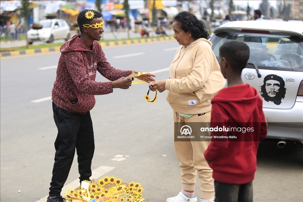 Warga menjual "Adey Abeba" jelang perayaan tahun baru di Ethiopia ...