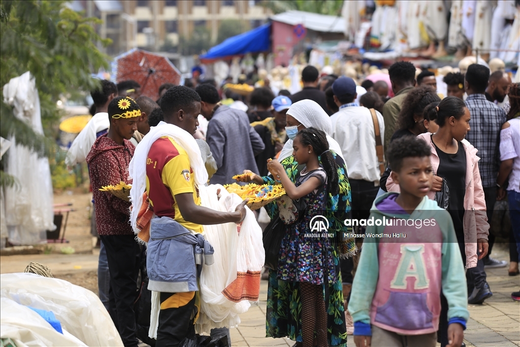 Warga menjual "Adey Abeba" jelang perayaan tahun baru di Ethiopia ...