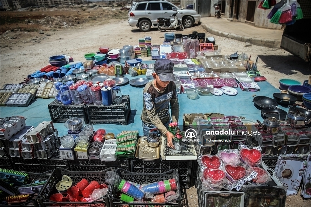 İdlib'deki "Yoksullar Pazarı" bölge halkının ihtiyaçlarını karşılamada ...