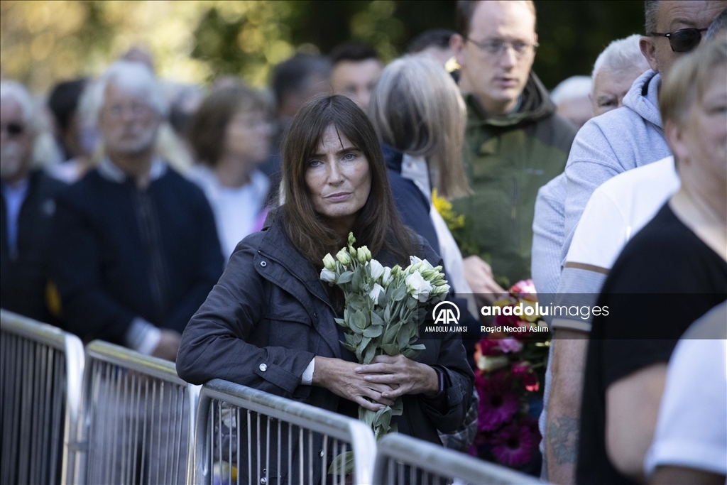 Kraliçe Elizabeth'in sevenleri, Buckingham Sarayı'nın çevresine çiçek ...