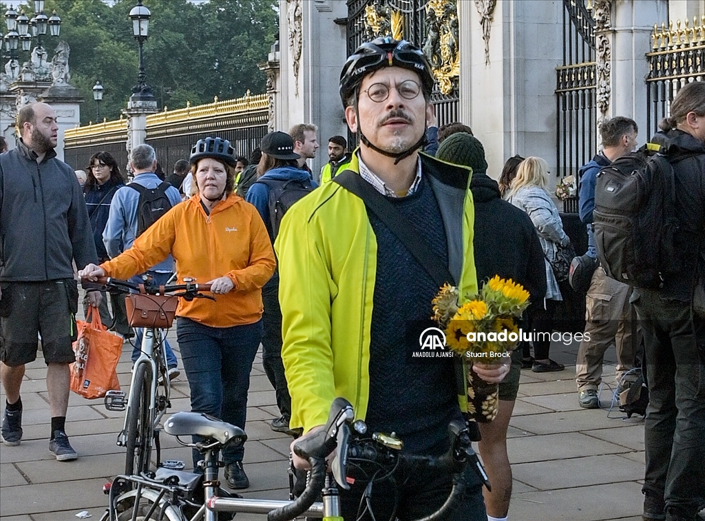 Kraliçe Elizabeth'in sevenleri, Buckingham Sarayı'nın çevresine çiçek ...
