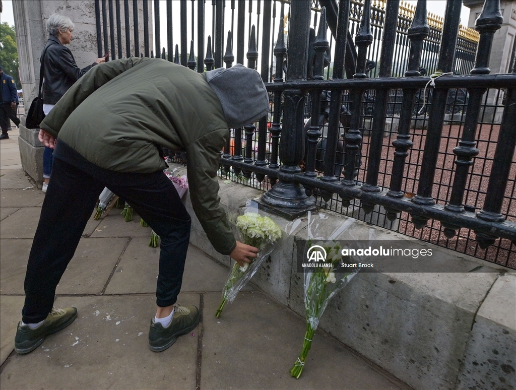 Kraliçe Elizabeth'in sevenleri, Buckingham Sarayı'nın çevresine çiçek ...