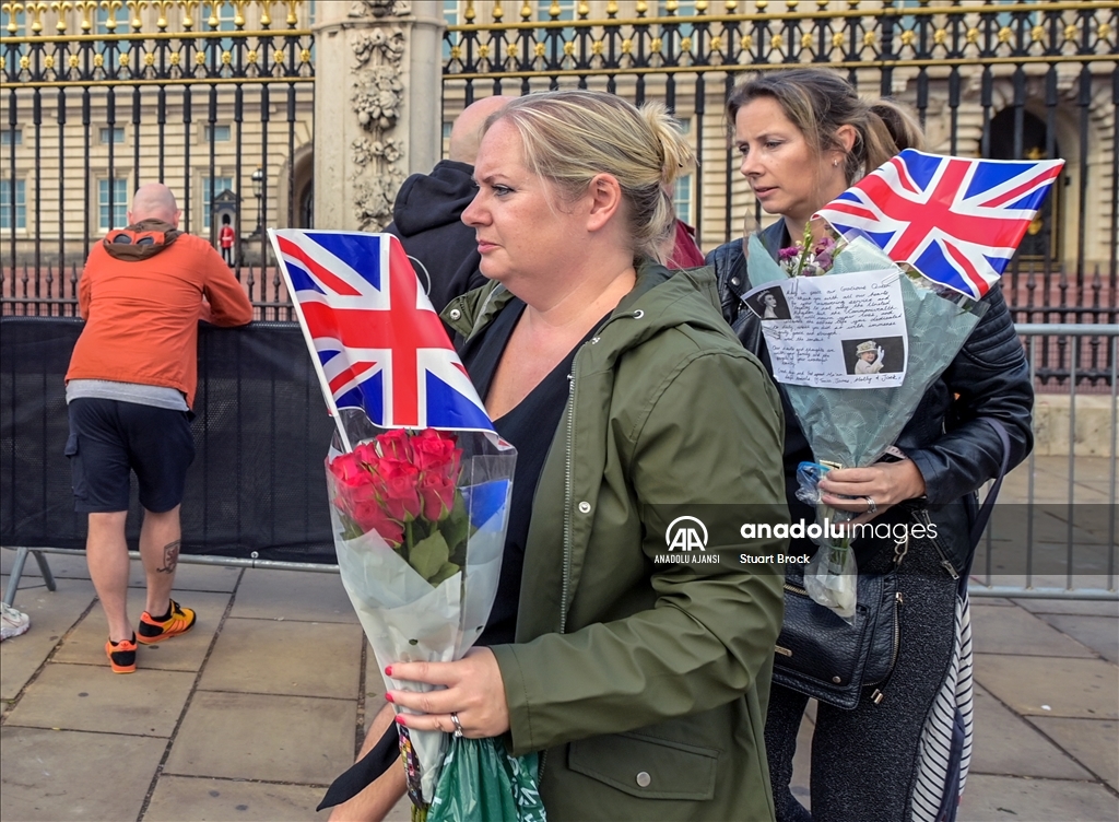 Kraliçe Elizabeth'in sevenleri, Buckingham Sarayı'nın çevresine çiçek ...