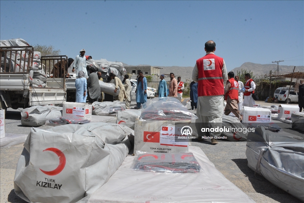 Türk Kızılay, selden etkilenen Pakistan'da yardım çalışmalarını ...