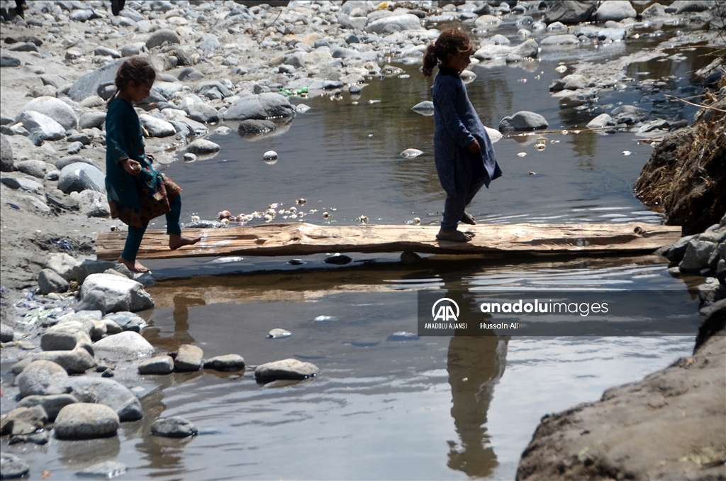 Pakistan'ın Svat bölgesindeki selin yol açtığı yıkım, köylüleri zor ...