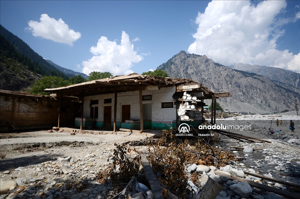 Pakistan'ın Svat bölgesindeki selin yol açtığı yıkım, köylüleri zor ...