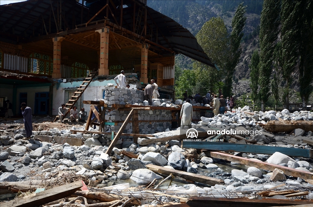 Pakistan'ın Svat bölgesindeki selin yol açtığı yıkım, köylüleri zor ...