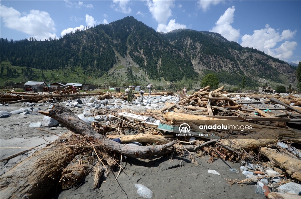 Pakistan'ın Svat bölgesindeki selin yol açtığı yıkım, köylüleri zor ...