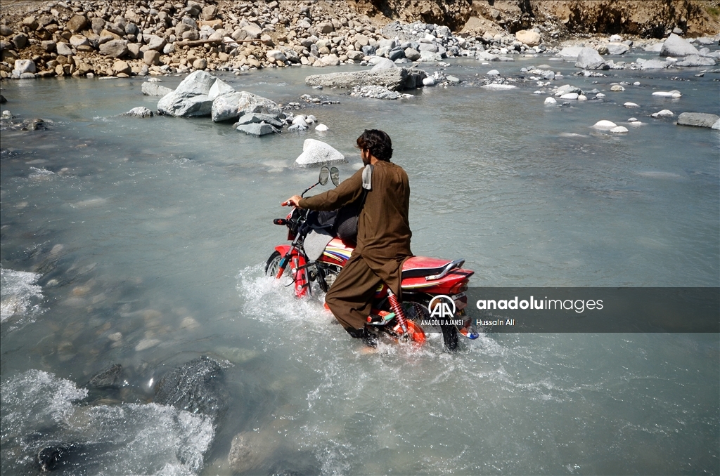 Pakistan'ın Svat bölgesindeki selin yol açtığı yıkım, köylüleri zor ...