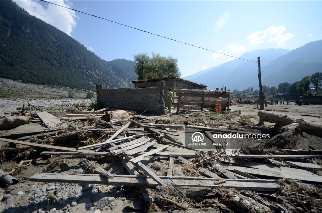 Pakistan'ın Svat bölgesindeki selin yol açtığı yıkım, köylüleri zor ...