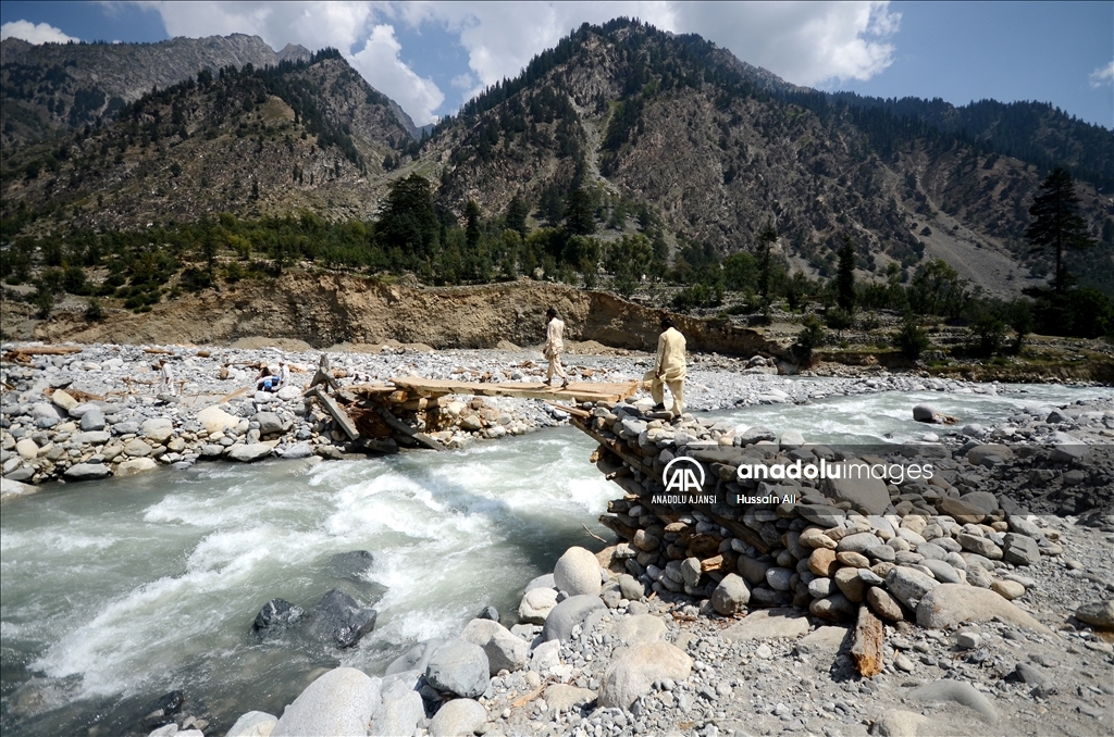 Pakistan'ın Svat bölgesindeki selin yol açtığı yıkım, köylüleri zor ...
