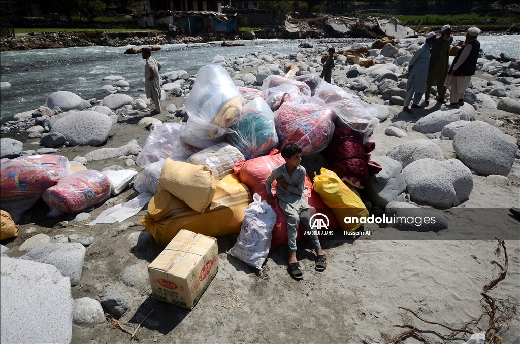 Pakistan'ın Svat bölgesindeki selin yol açtığı yıkım, köylüleri zor ...
