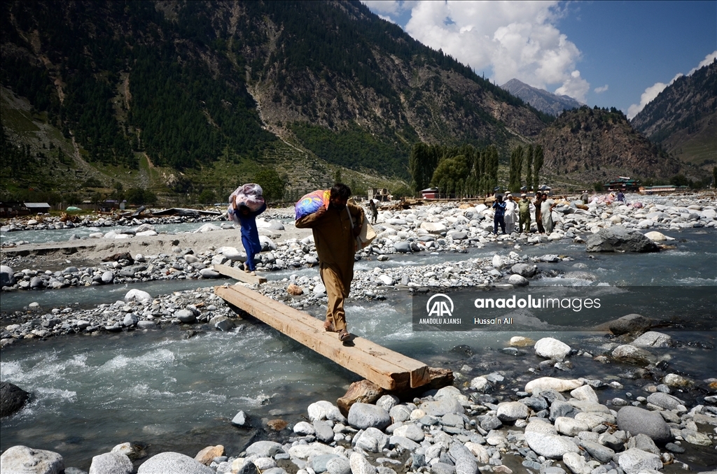 Pakistan'ın Svat bölgesindeki selin yol açtığı yıkım, köylüleri zor ...