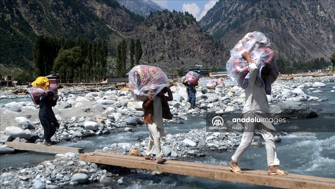 Pakistan'ın Svat bölgesindeki selin yol açtığı yıkım, köylüleri zor ...