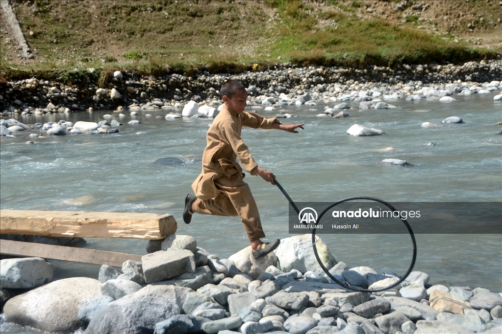 Pakistan'ın Svat bölgesindeki selin yol açtığı yıkım, köylüleri zor ...
