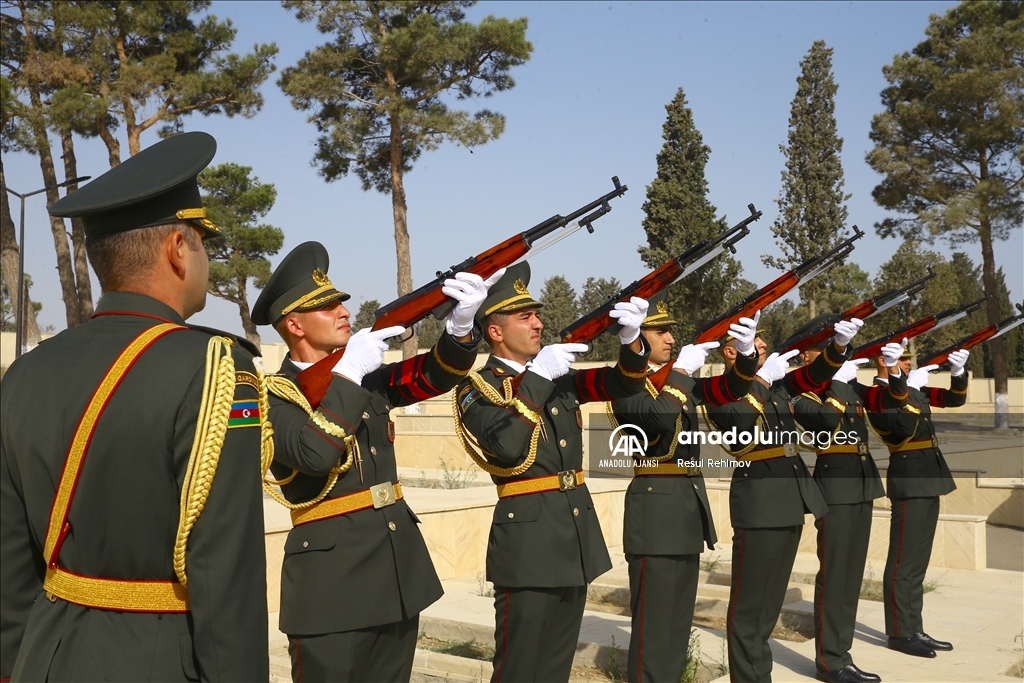 Azerbaycan şehitlerini uğurluyor - Anadolu Ajansı