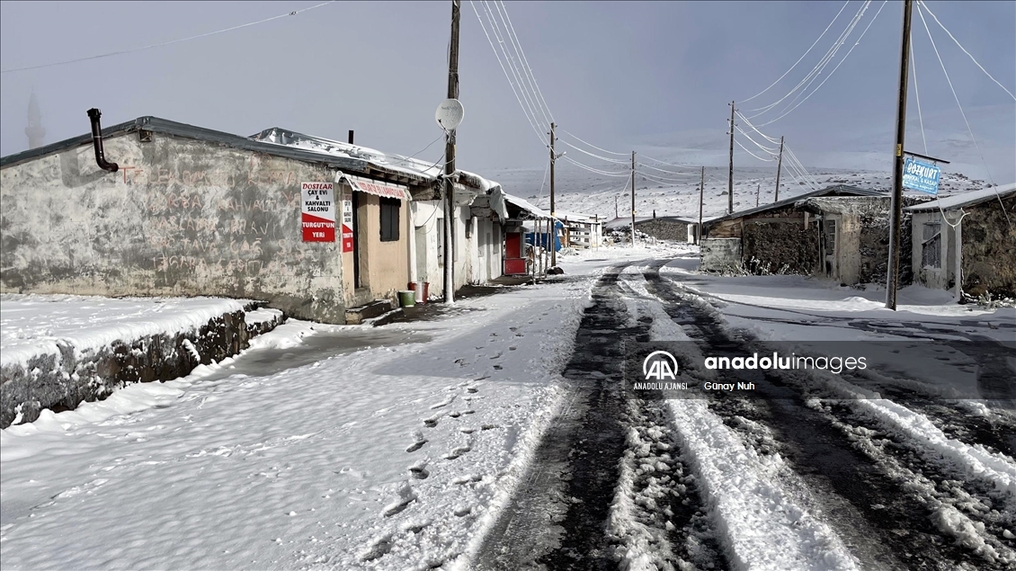 Ardahan'ın yüksek kesimlerine mevsimin ilk karı düştü - Anadolu Ajansı