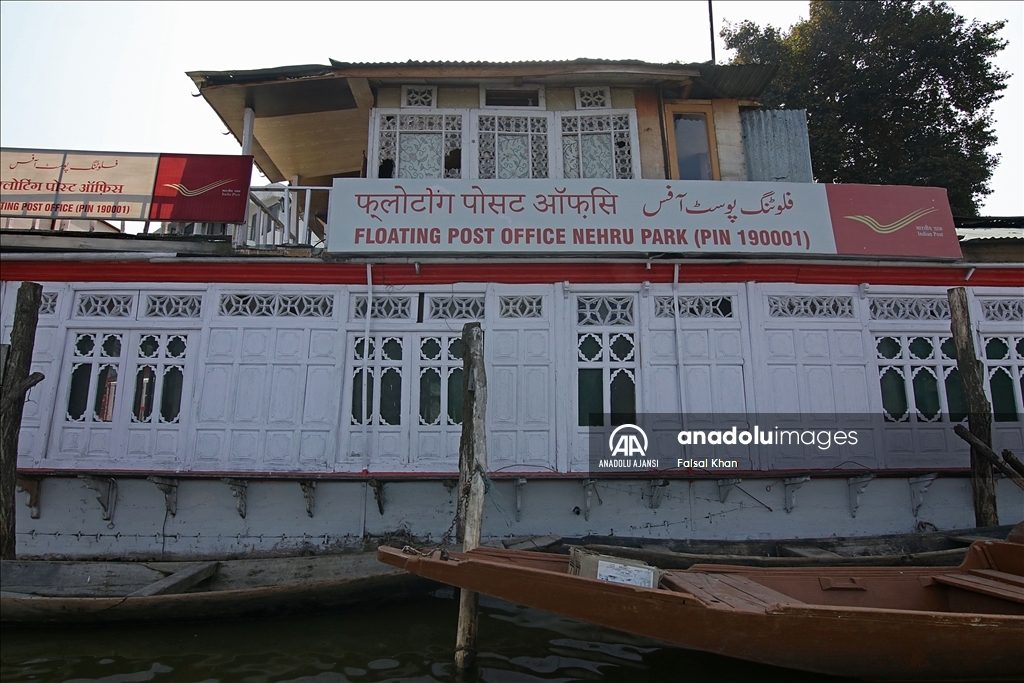 Srinagar'da müşterilerine 200 yıldır hizmet veren yüzen postane ...