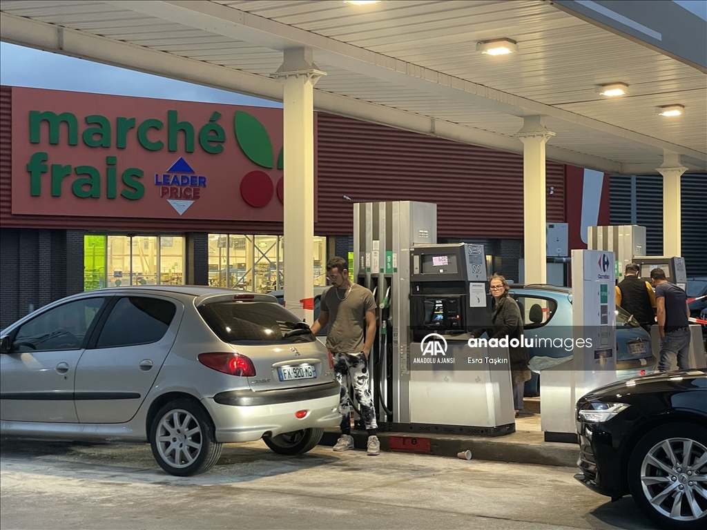 Fransa'daki bir benzin istasyonunda akaryakıt almak isteyenler uzun ...