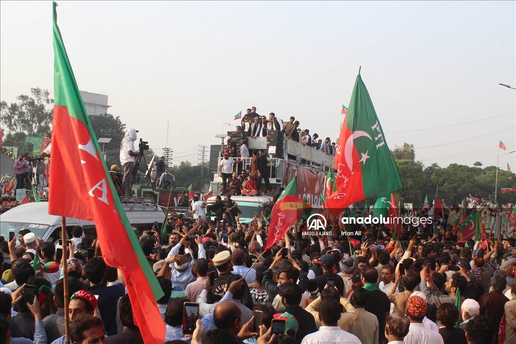 Pakistan'da İmran Han başkent İslamabad'a doğru yürüyüşüne başladı ...