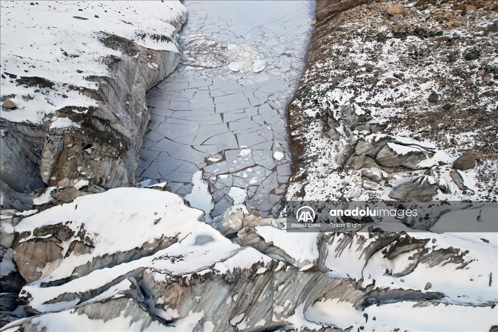 Hakkari'deki Cilo buzullarında erime artarak devam ediyor - Anadolu Ajansı