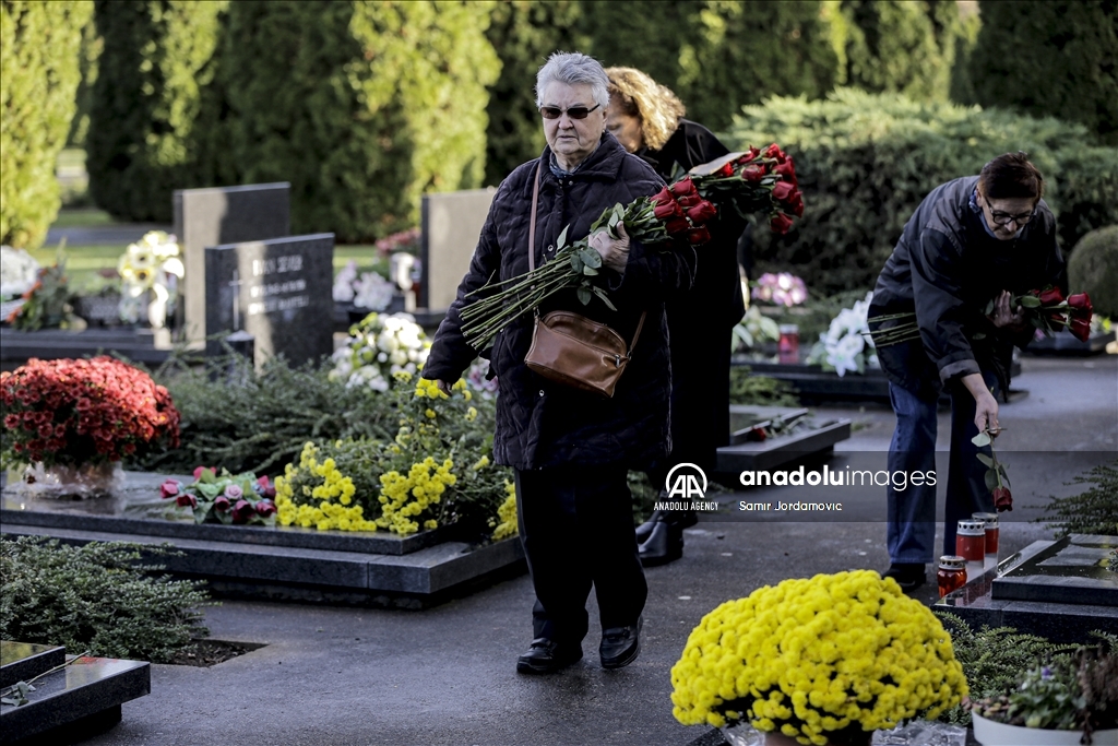 Ruže i svijeće za poginule na Memorijalnom groblju u Vukovaru: Potraga za nestalim još uvijek traje