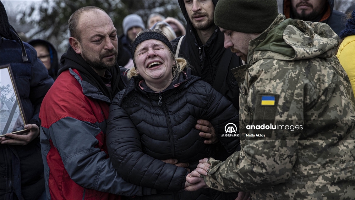 Ukrayna'da çatışmada ölen asker son yolculuğuna uğurlandı - Anadolu Ajansı