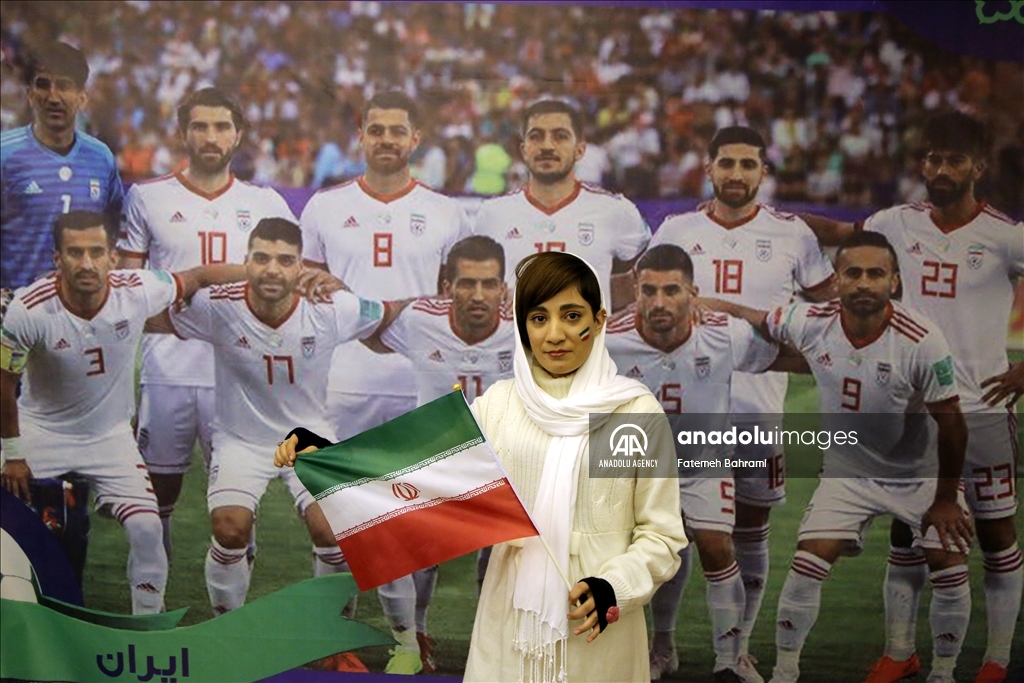 استقبال ایرانی‌ها از اکران بازی تیم ملی فوتبال کشورشان با آمریکا در برج ...