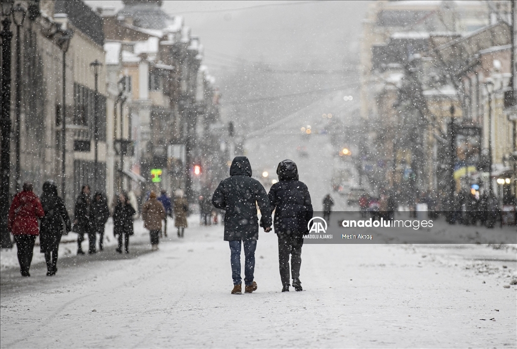 Kiev'de kar yağışı - Anadolu Ajansı