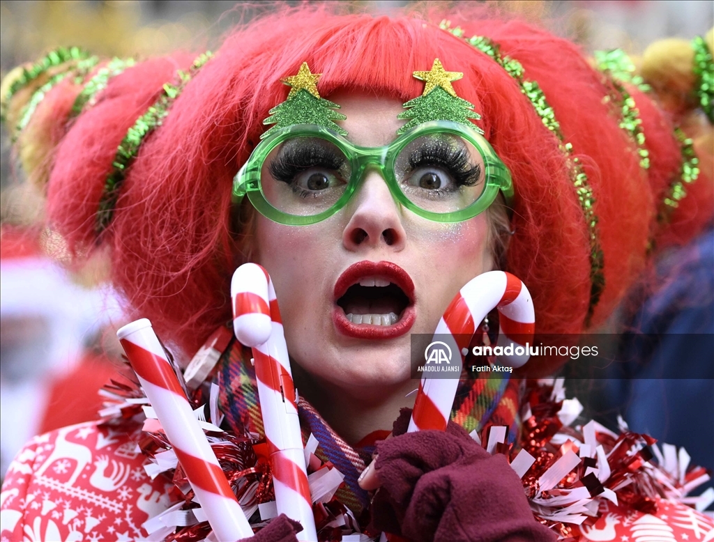 New York'ta Santacon Günü'nde renkli görüntüler - Anadolu Ajansı